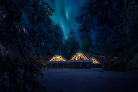 Aurora-Huts-outside-pyha-iglu_1.jpg?itok=F8FqO9EY