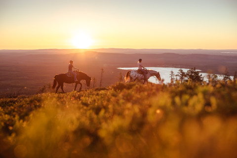 Pyha-Luosto-midnight-sun-horseride.jpg?itok=HQfLJ9ZI